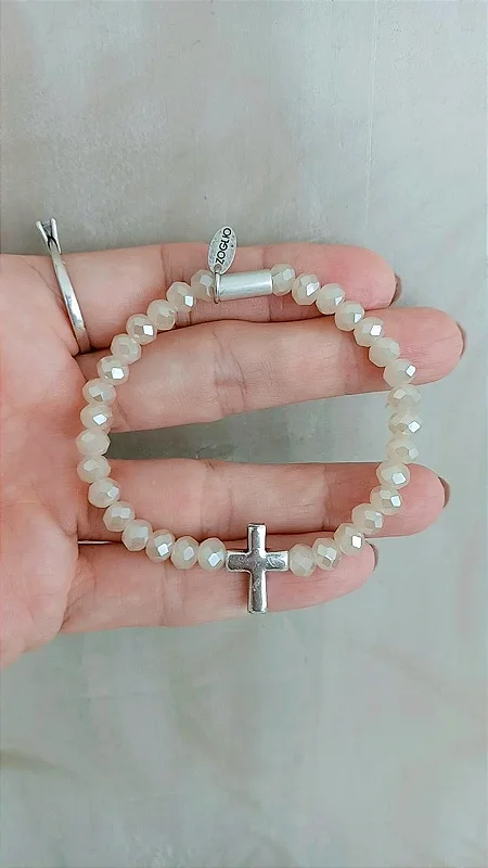 Pulseira de cristal creme e cruzinha - PUL174 - Zoglio Acessórios