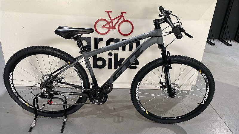BICICLETA ARO 29 GTI 21V CINZA E PRETO - Gram Bike