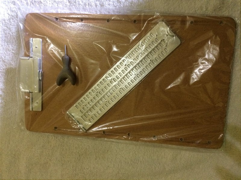 Reglete de Mesa em Alumínio Escrita Braille - Produtos Acessíveis