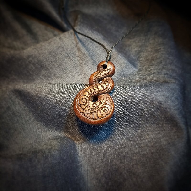 Amuleto Maori Pikorua - GEMMA da Ilha