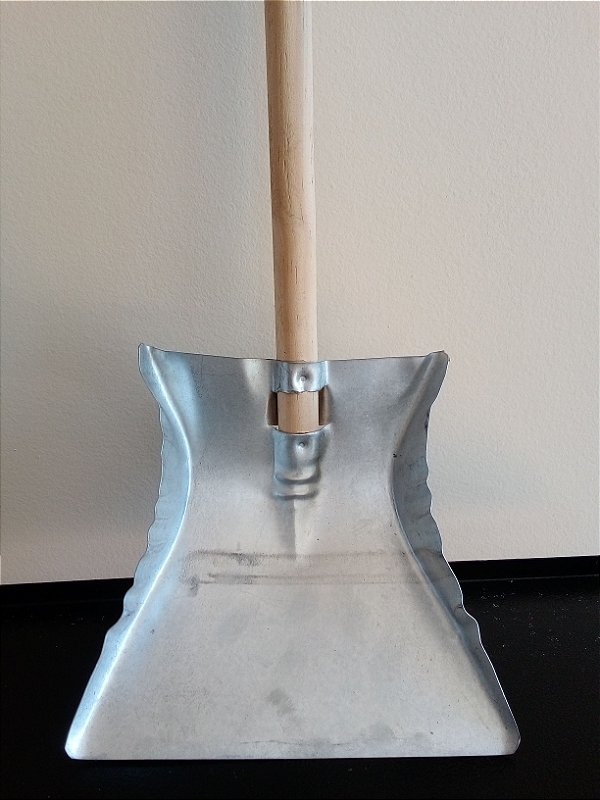 Pá de lixo metal com cabo longo - FLOR DE LOTUS DISTRIBUIDORA DE PRODUTOS