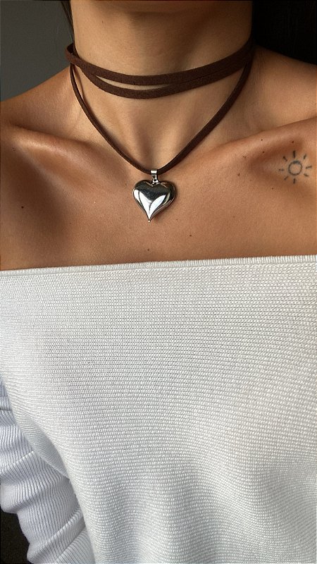 COLAR CORDÃO COURO CAMURÇA PINGENTE CORAÇÃO 30X30MM - Mundo Joias