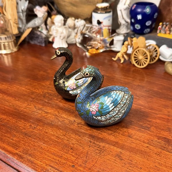 Par de patinhos em cloisonne. - Dônama Antiquário Par de patinhos em cloisonne. - Dônama Antiquário