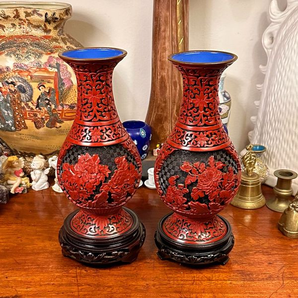 Par antigos vasos em cloisonne revestidos em laca cinnabar chinesa ... Par antigos vasos em cloisonne revestidos em laca cinnabar chinesa ...