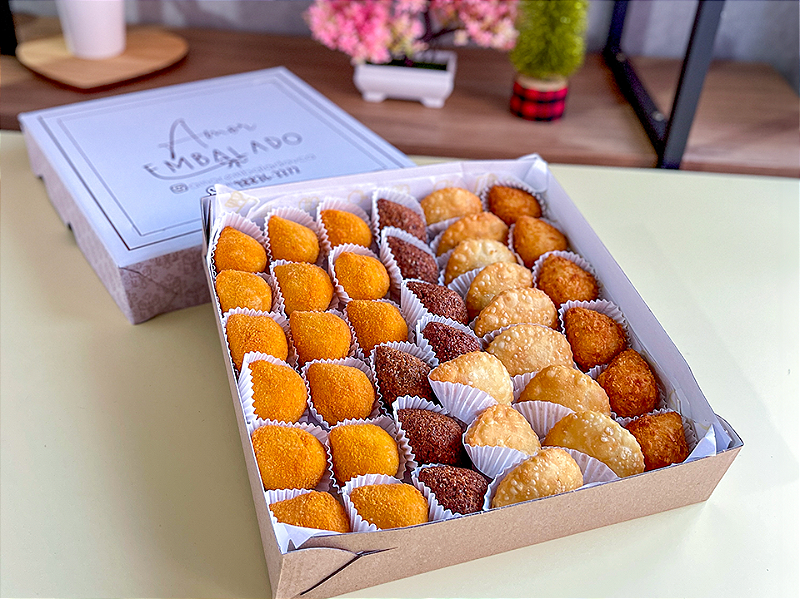 Kit com 50 salgados fritos - Amor Embalado Confeitaria e Presentes ...