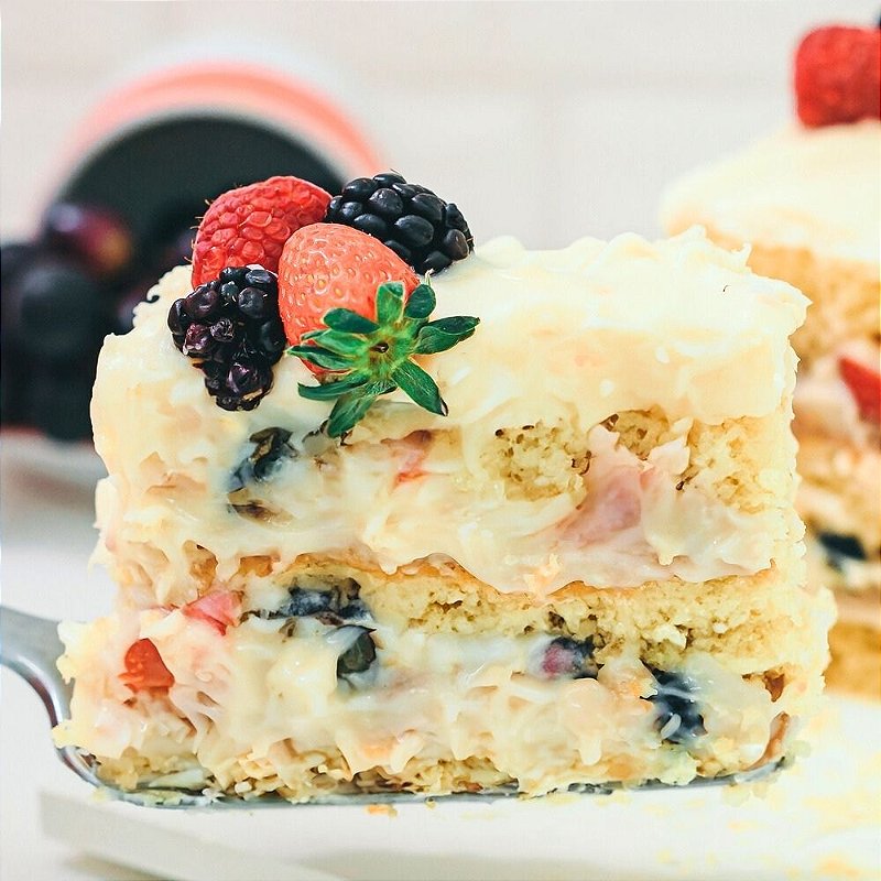 Bolo Vegano de Frutas Vermelhas com Chocolate Branco | Vovó Vegana ...