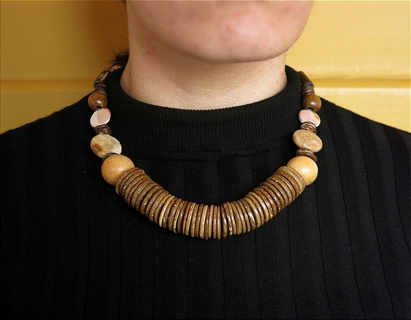 COLAR ÉTNICO COM COCO, BAMBU E MADEIRAS DIVERSAS - Atelier Lu Guerra ...