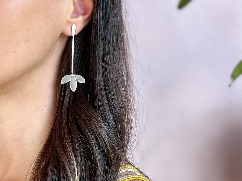 BRINCO PÊNDULO FLOR DE LOTUS PRATA - Atelier Lu Guerra - Design exclusivo em prata 950