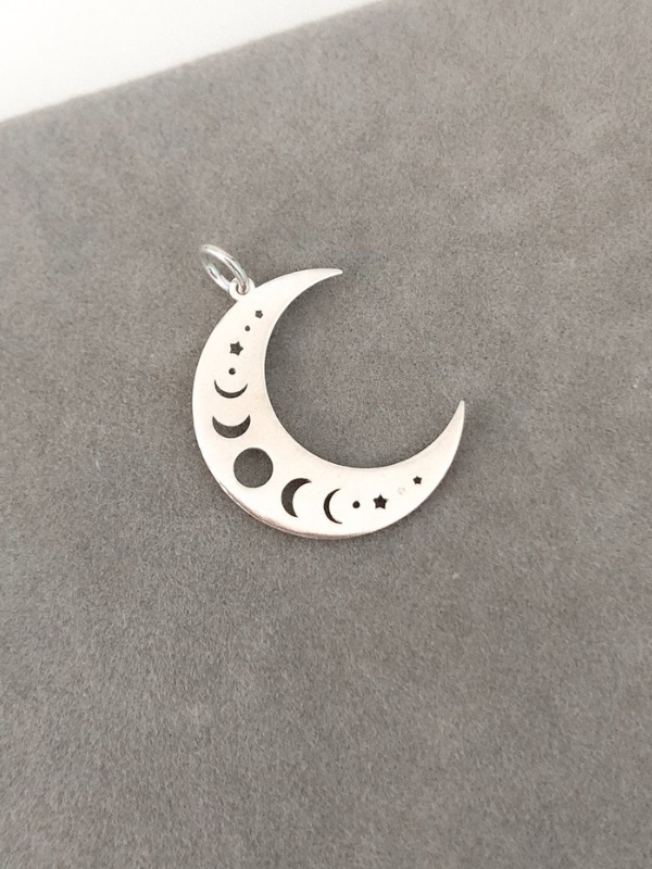 Pingente Lua com Detalhes Vazados - Prata 925 - Cor de Marte