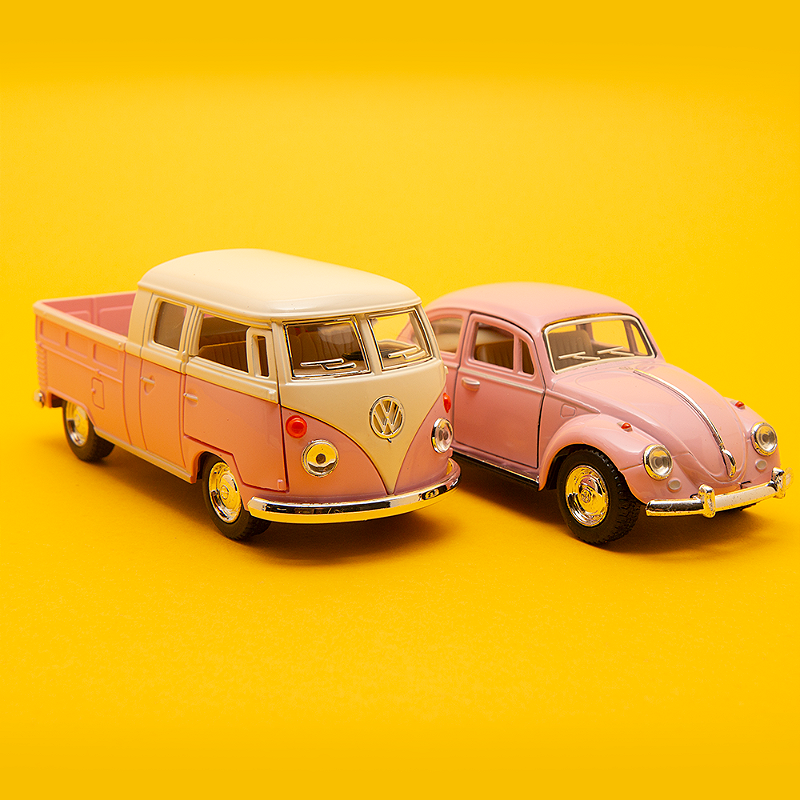 Kit Miniatura Kombi pick-up e Fusca Rosa - Garagem das Antigas